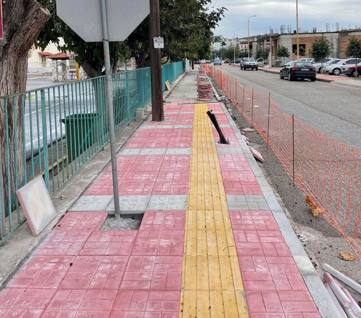 Σε εξέλιξη βρίσκεται η κατασκευή πεζοδρομίου και η εγκατάσταση δικτύου ...