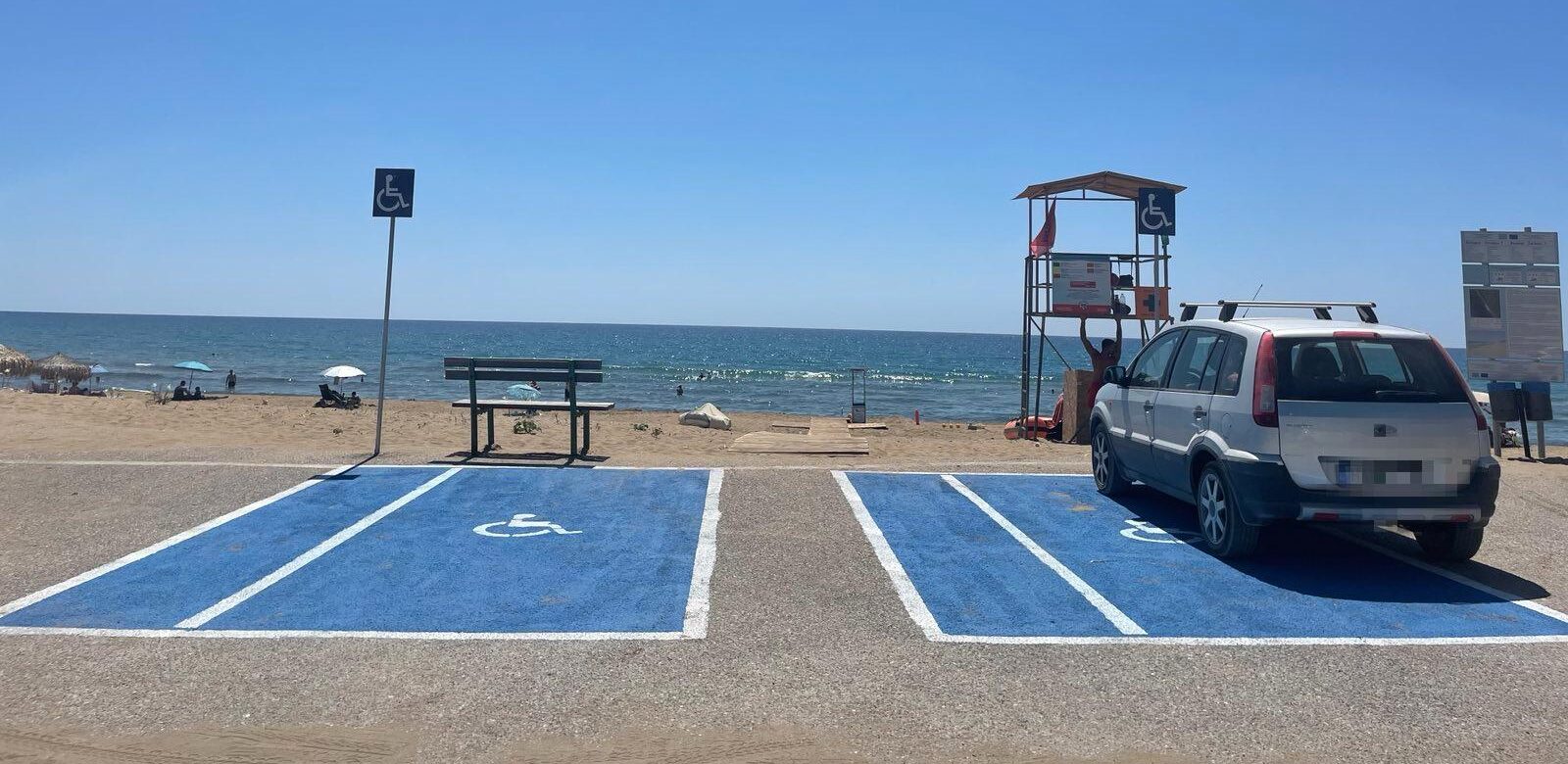 Οριοθέτηση και χρωματισμός θέσεων στάθμευσης ΑμεΑ στην παραλία ...
